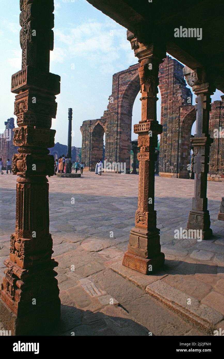 Quwwat ul islam mosque pillars hi-res stock photography and images - Alamy