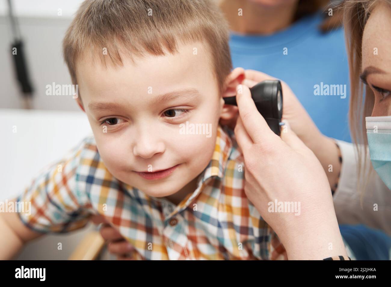 Ear exam kid hi-res stock photography and images - Alamy