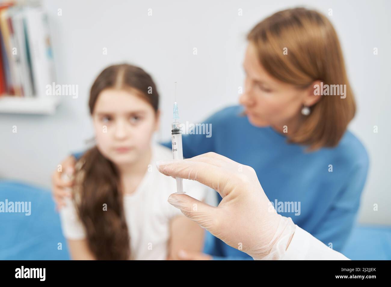 Doctor hand holding medical syringe for injection Stock Photo - Alamy