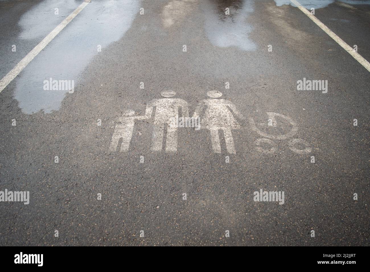 Family parking lot sign painted on asphalt Stock Photo - Alamy