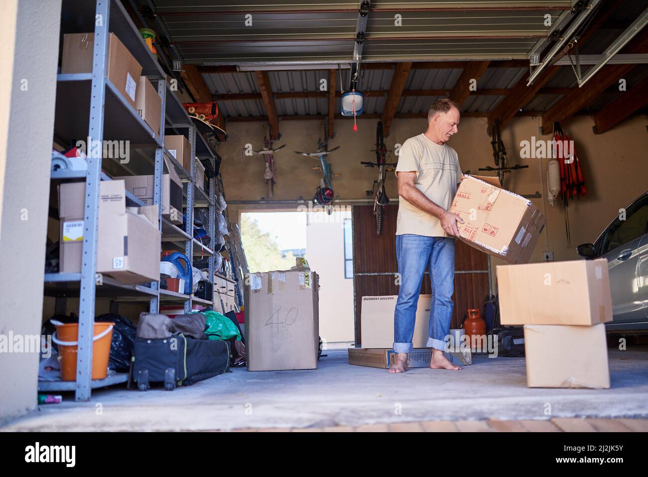 Moving house boxes car hi-res stock photography and images - Alamy
