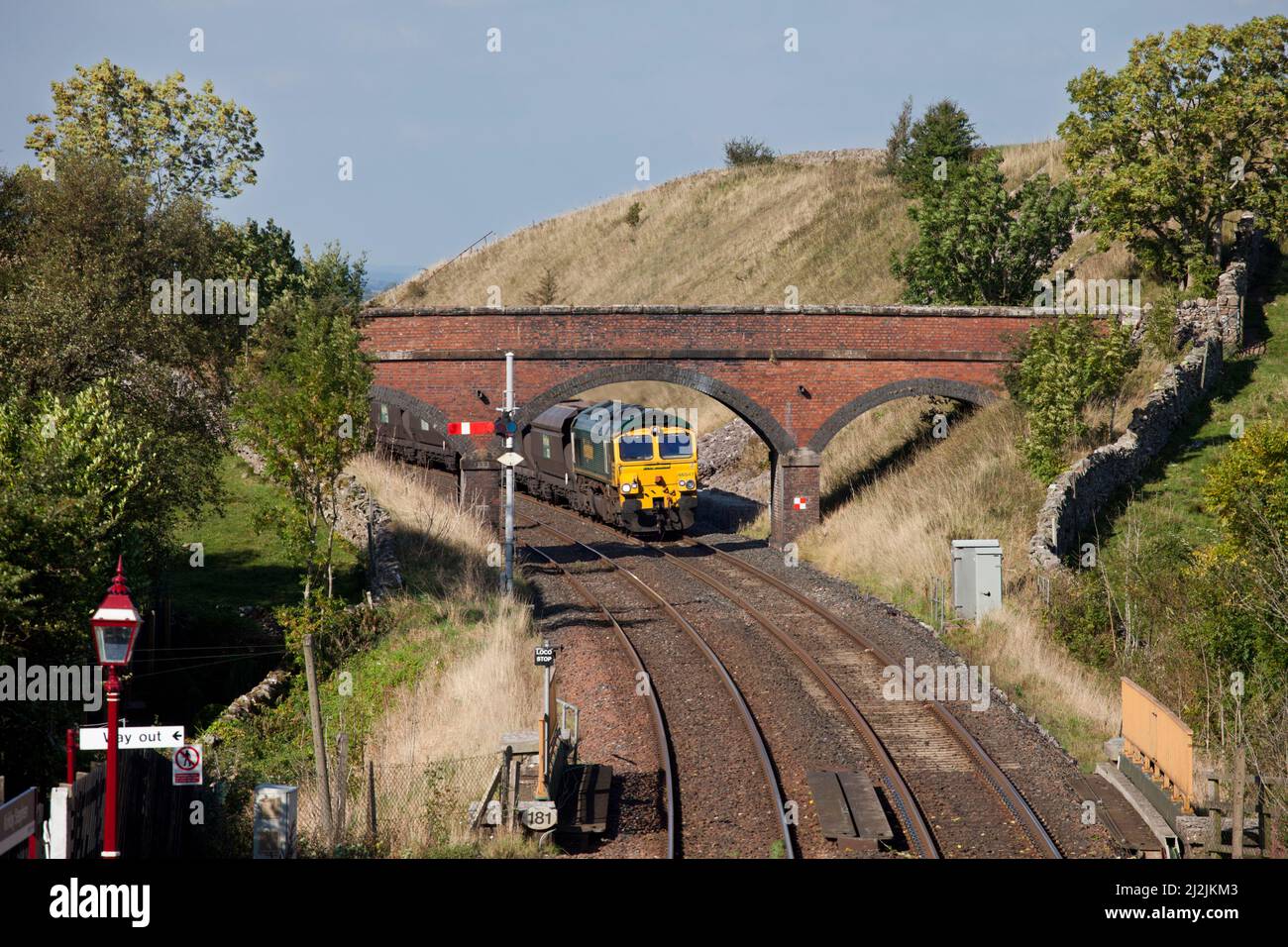 Freightliner class 66 diesel locomotive 66547 hauling a merry go round ...
