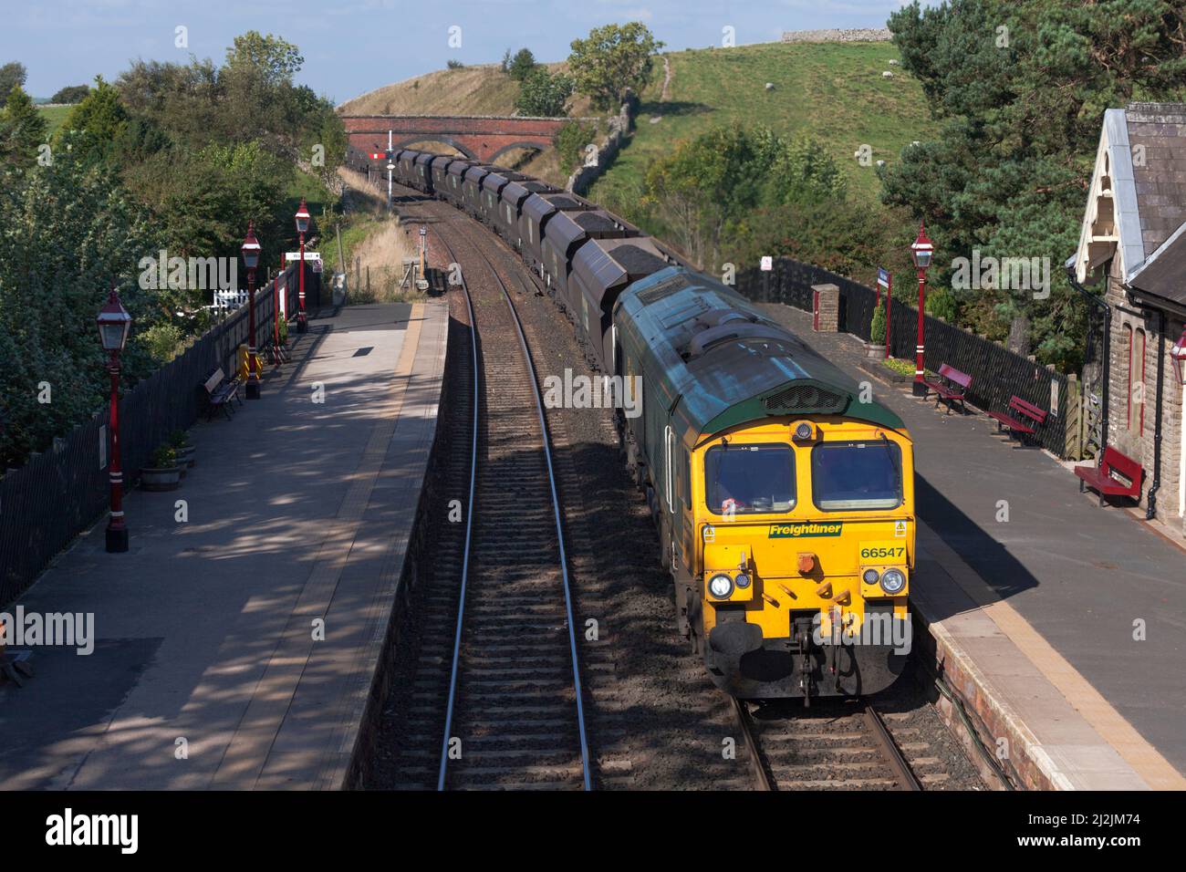 Freightliner class 66 diesel locomotive 66547 hauling a merry go round ...