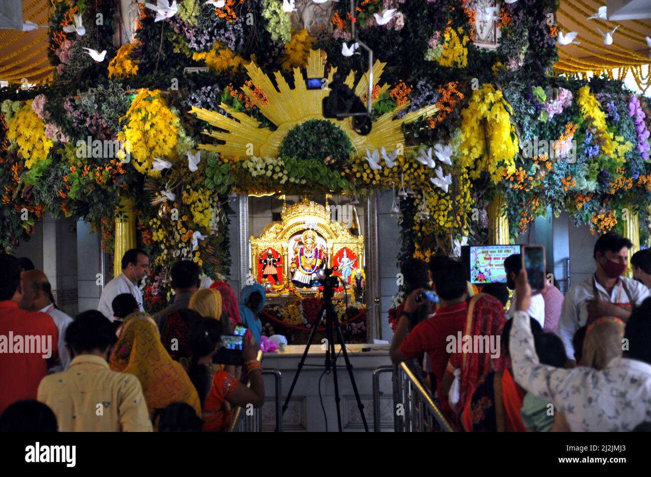 A long queue of devotees for pray of Jhandewali Idol and to see the ...