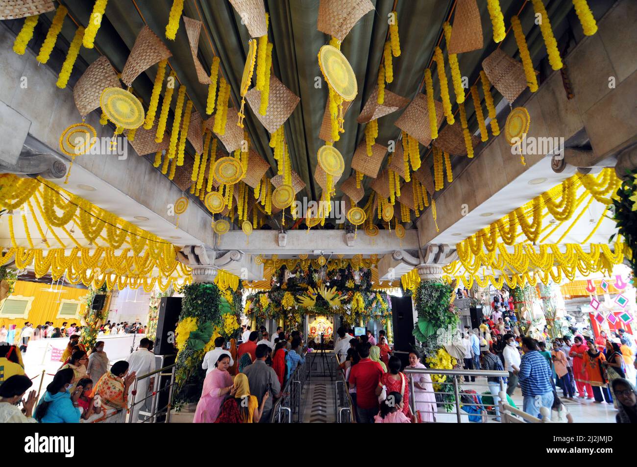 A long queue of devotees for pray of Jhandewali Idol and to see the ...