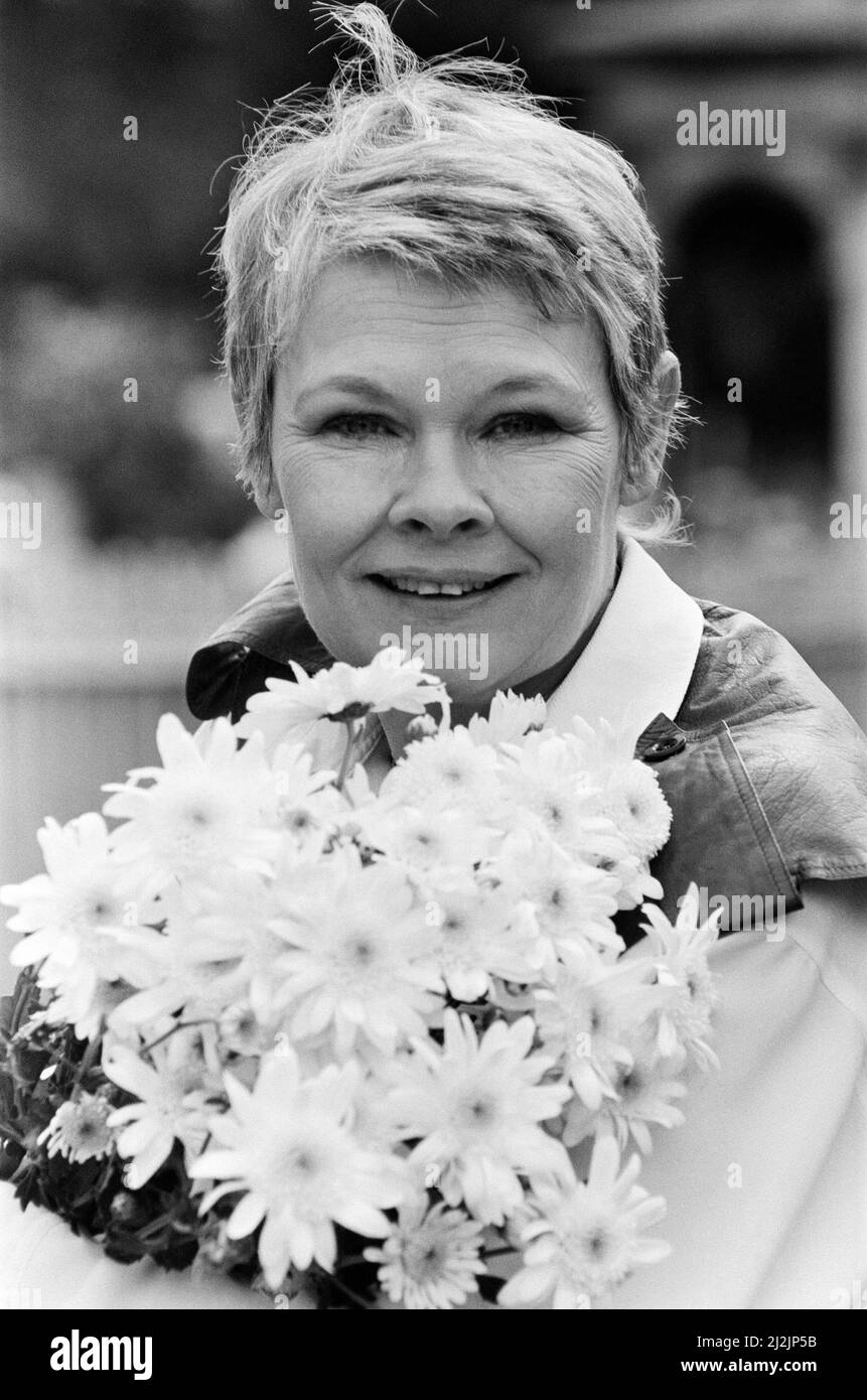 Actress dench Black and White Stock Photos & Images - Alamy