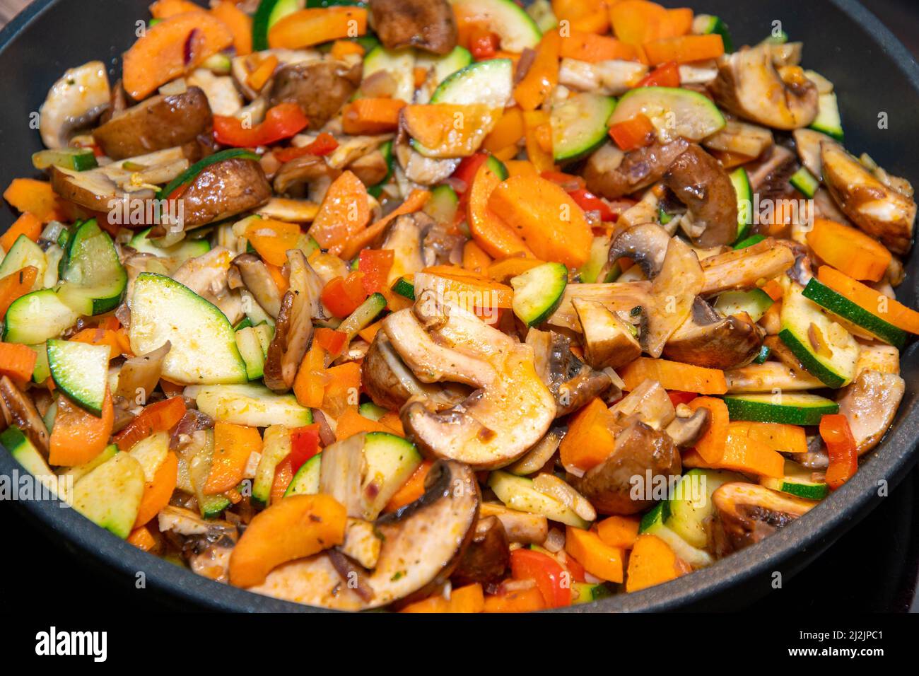 Vegetable pan with fresh mushrooms and vegetables Stock Photo - Alamy