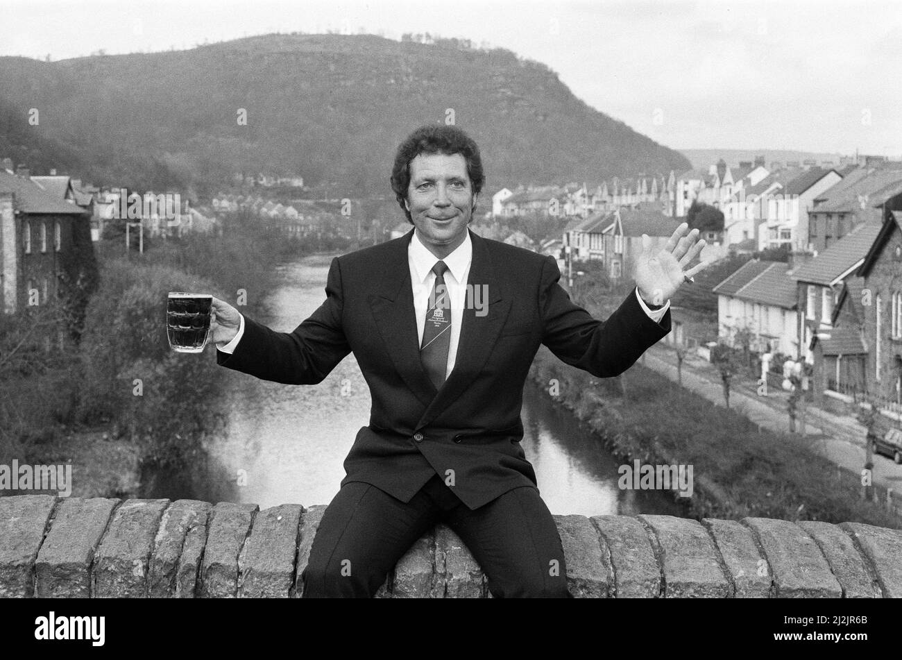 Tom Jones back home in Pontypridd, Wales. 2nd December 1987 Stock Photo ...