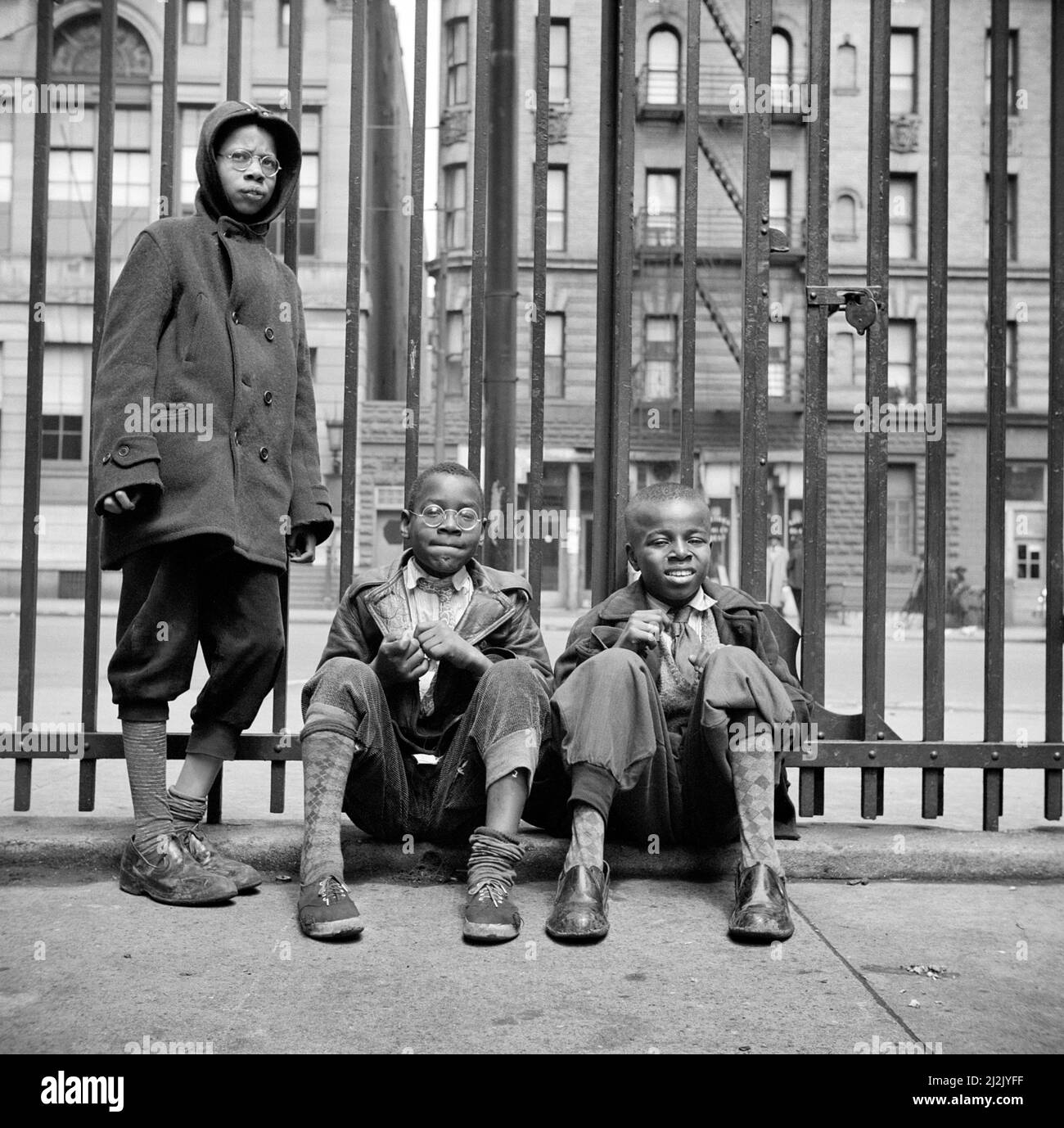 Harlem street scene 1940s hi-res stock photography and images - Alamy