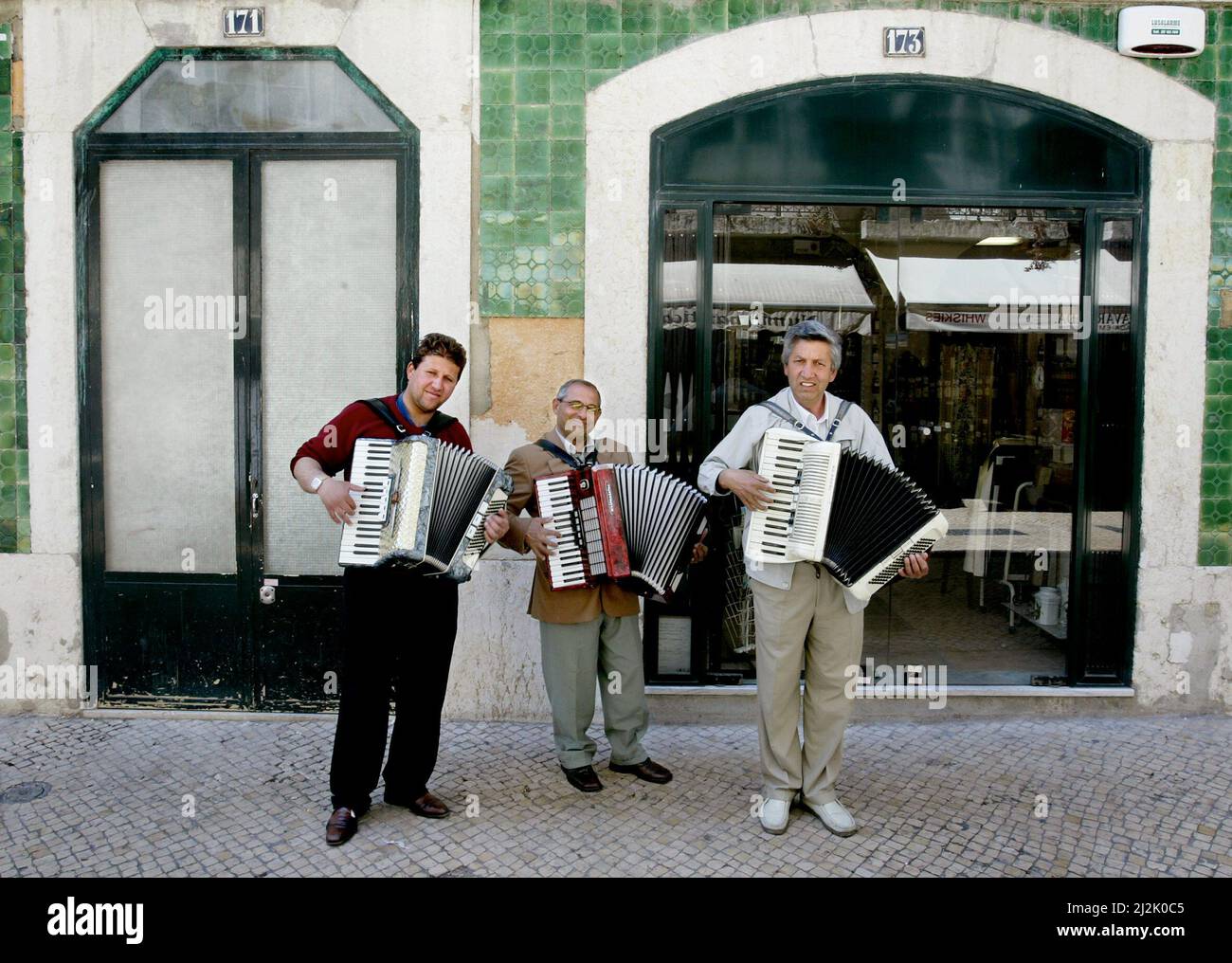 Daily life, Lisboa, Portugal. Street musicians Stock Photo - Alamy