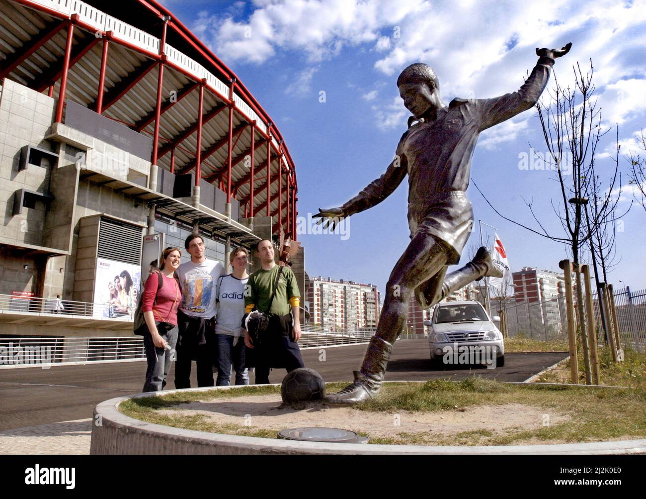 Eusebio statue estadio da luz hi-res stock photography and images - Alamy