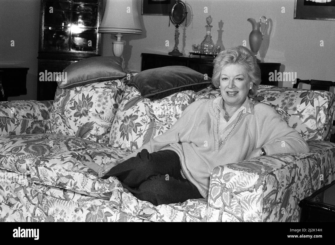 Actress June Whitfield pictured at home. 27th August 1987 Stock Photo ...