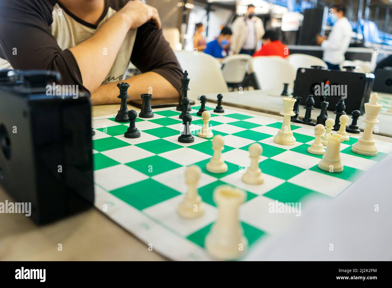 King moves in chess hi-res stock photography and images - Alamy