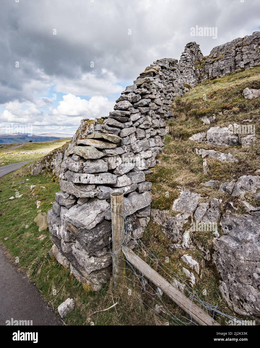Walls following contours hi-res stock photography and images - Alamy