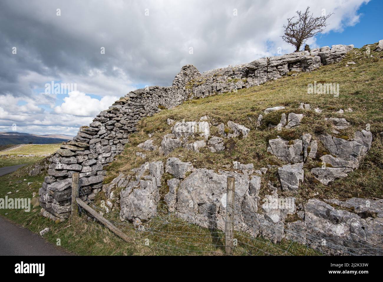 Walls following contours hi-res stock photography and images - Alamy