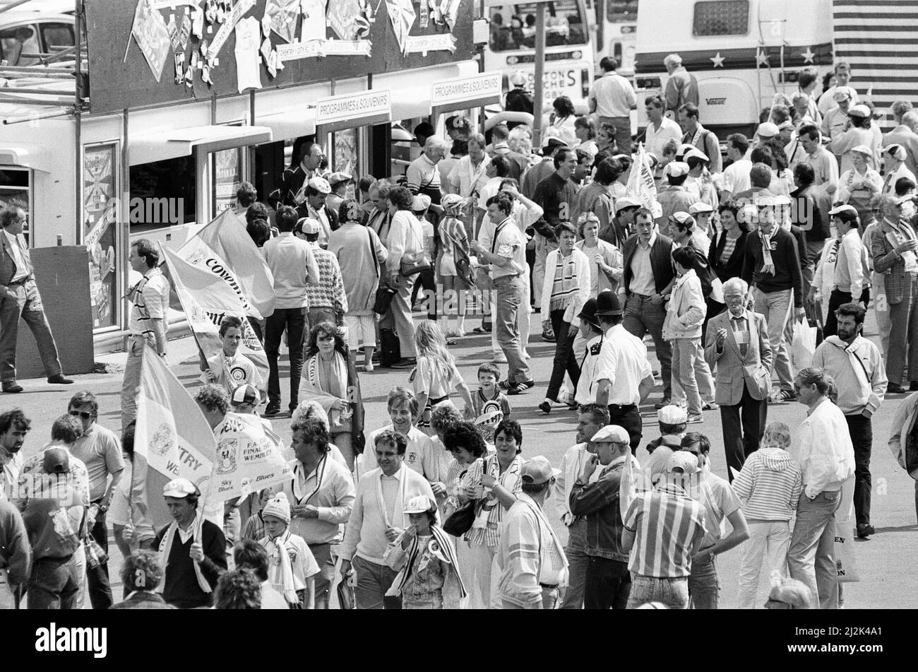 Charity shield football match wembley Black and White Stock Photos ...