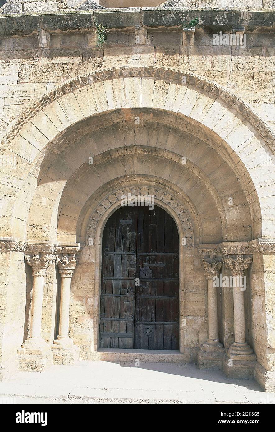 PORTADA DE LA IGLESIA DE SANTA MARIA - SIGLO XII - ROMANICO CATALAN ...