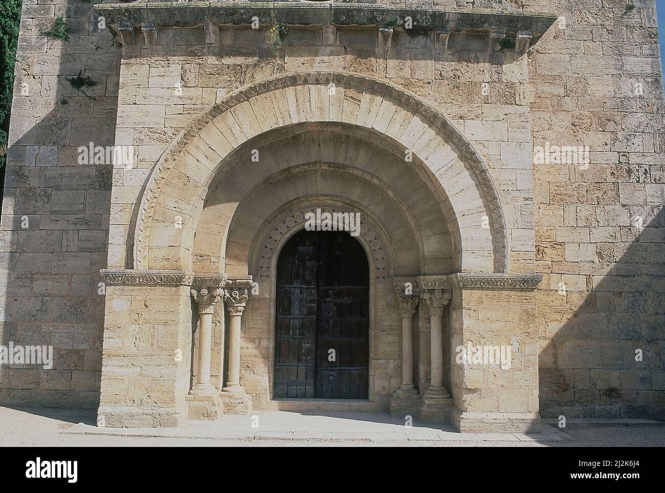 PORTADA DE LA IGLESIA DE SANTA MARIA - SIGLO XII - ROMANICO CATALAN ...