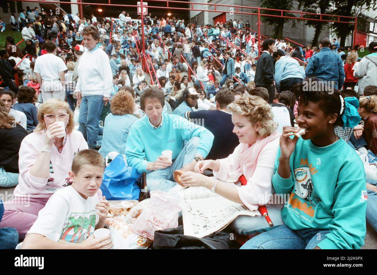 Michael jackson concert crowd hi-res stock photography and images - Alamy