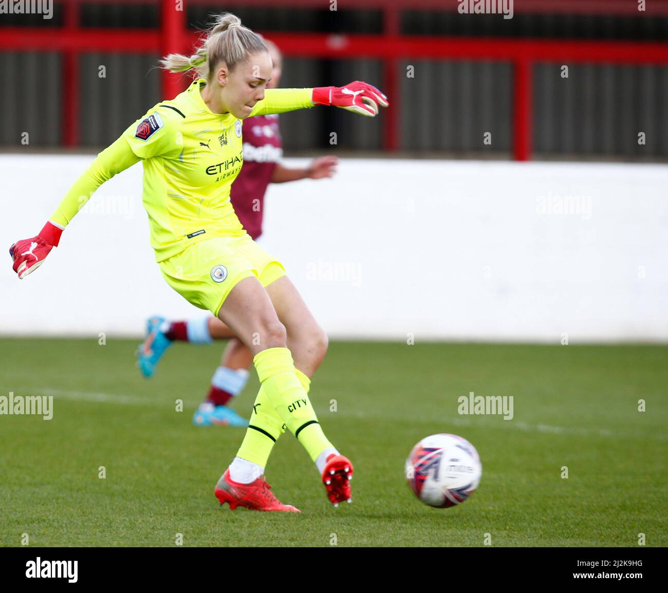 DAGENHAM, ENGLAND - APRIL 02: Ellie Roebuck of Manchester City WFC ...