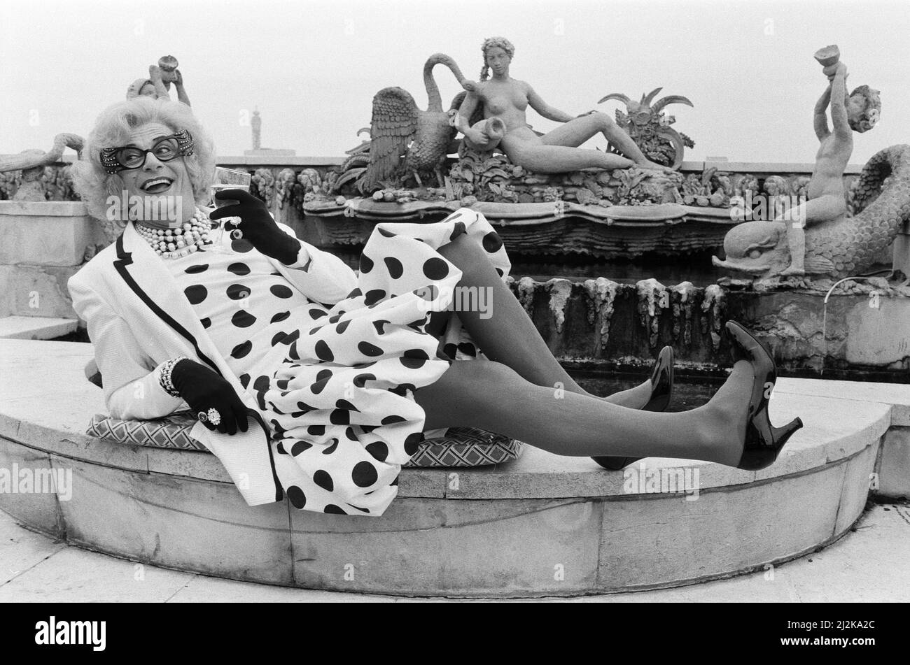 Dame edna everage 1980's hi-res stock photography and images - Alamy