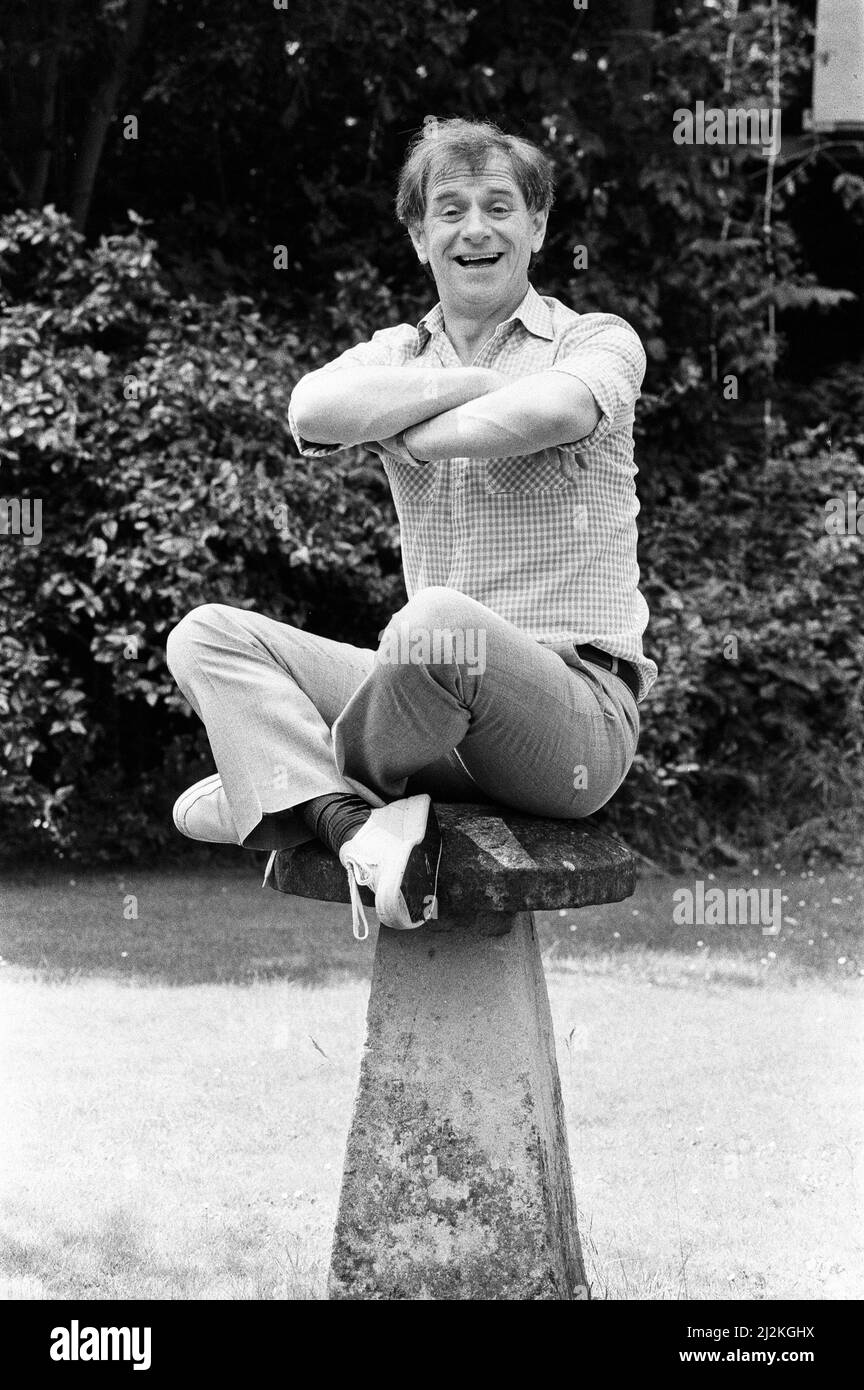 Tv presenter johnny ball hi-res stock photography and images - Alamy