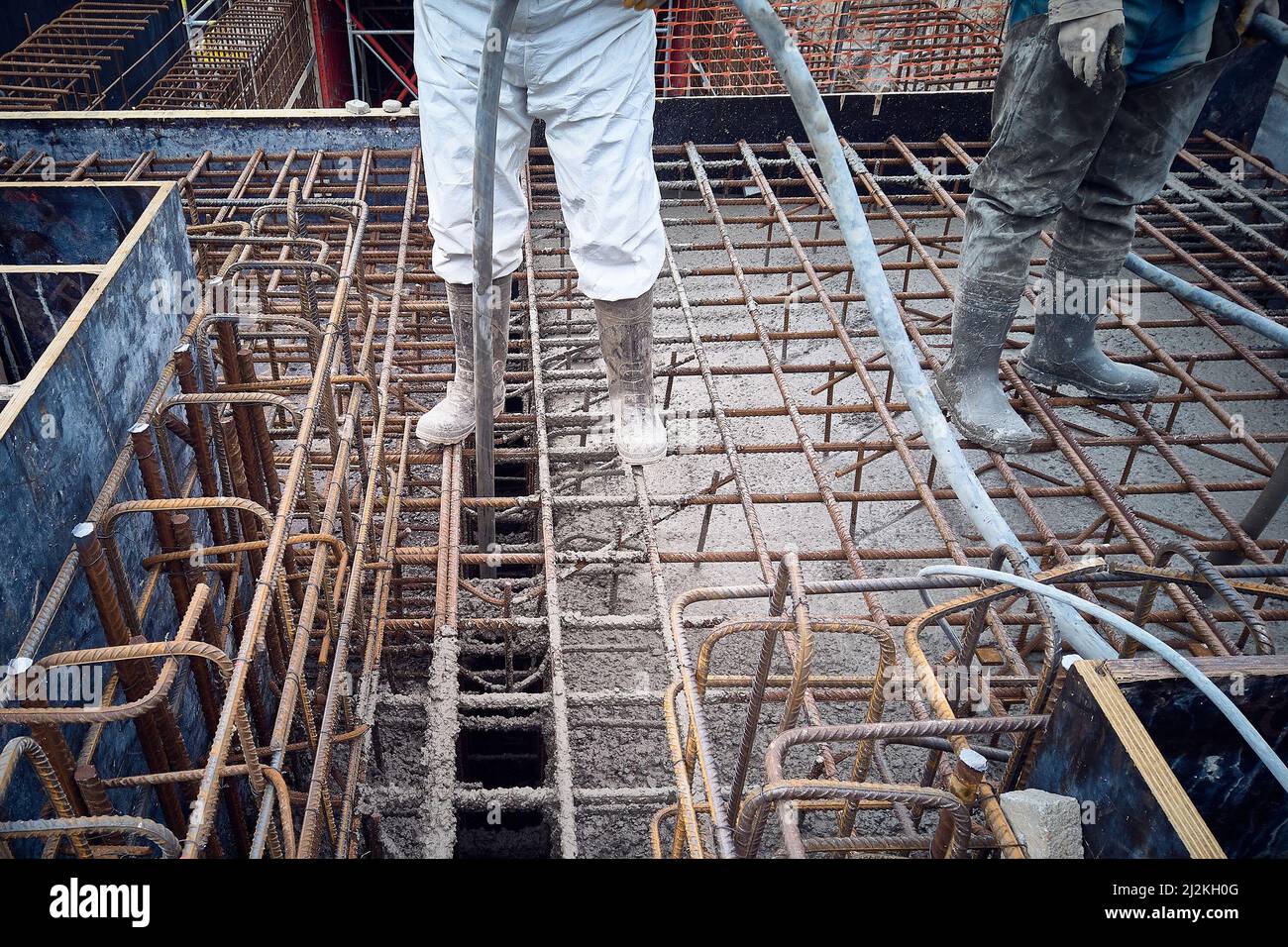 Workers compact concrete Stock Photo - Alamy