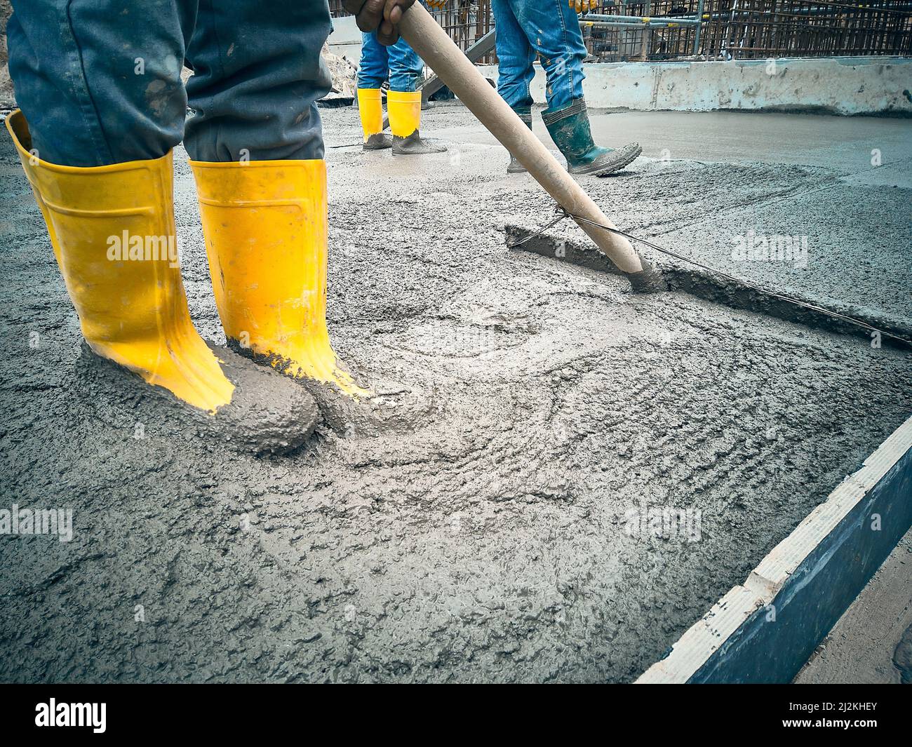 Workers flatten cement mortar Stock Photo - Alamy
