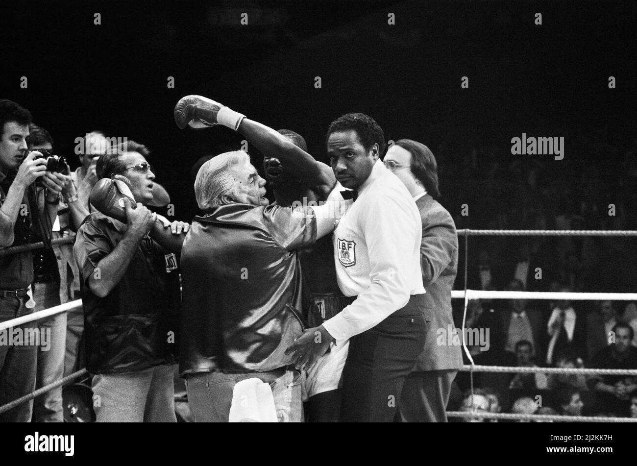 WBC and IBF, welterweight title fight between Lloyd Honeyghan and ...