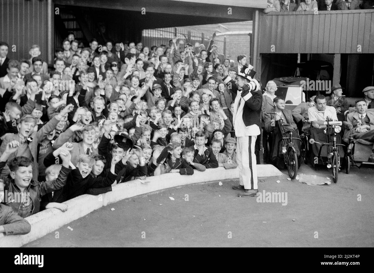 1950s Crowd with cheerleader, Derby County Stock Photo - Alamy