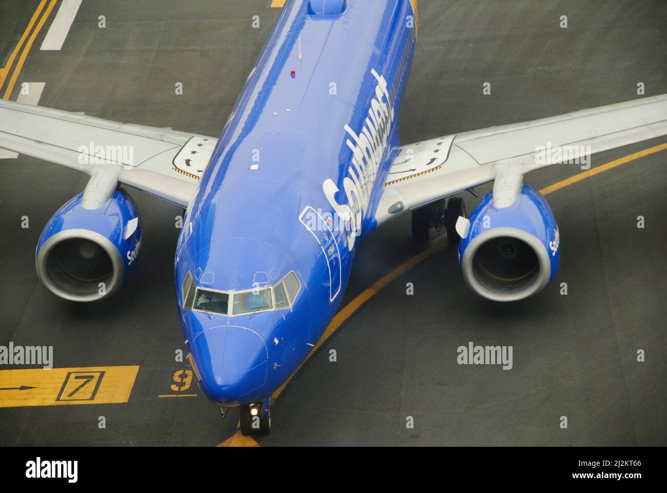 Two people cargo airport hi-res stock photography and images - Alamy