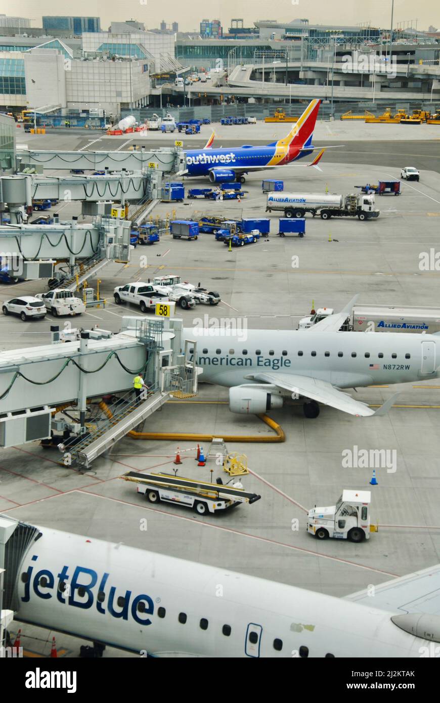 Airline gates hi-res stock photography and images - Alamy