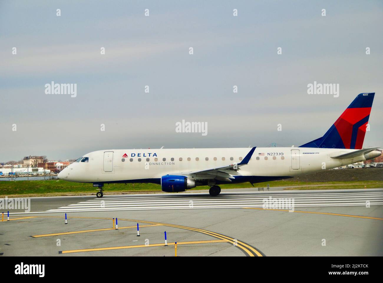Delta airlines jet ready for take-off on runway at La Guardia airport ...