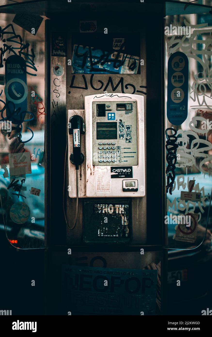 Vertical shot vintage telephone hi-res stock photography and images - Alamy