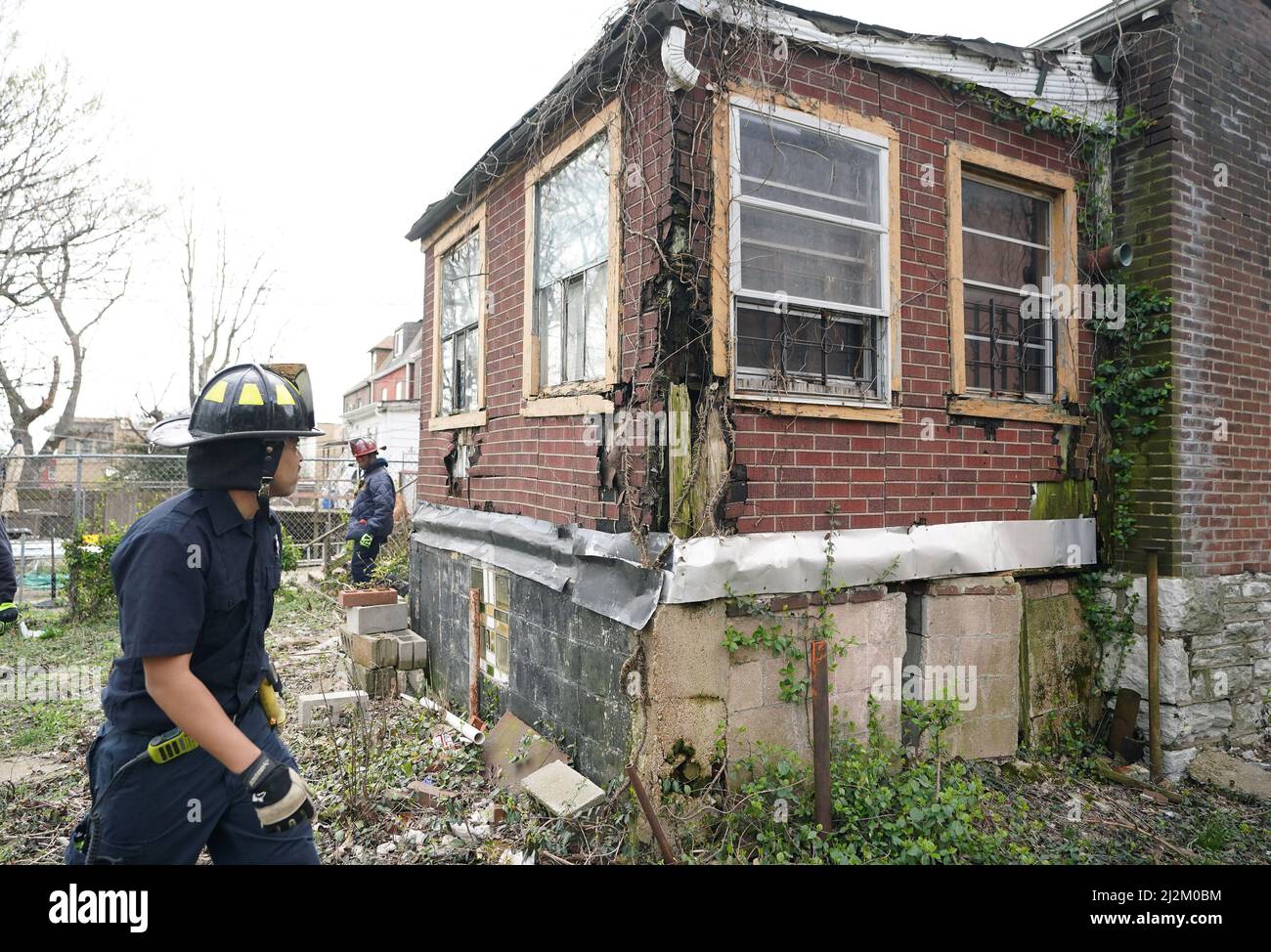 St. Louis, United States. 02nd Apr, 2022. St. Louis Fire crews from ...