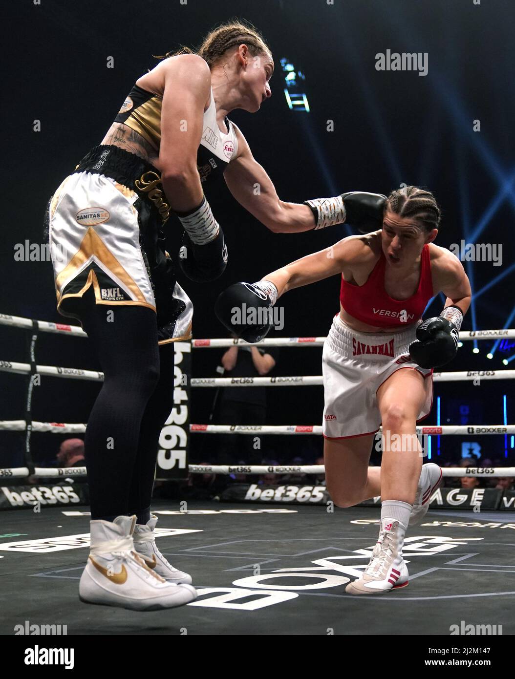 Femke Hermans (left) and Savannah Marshall in the World Boxing ...