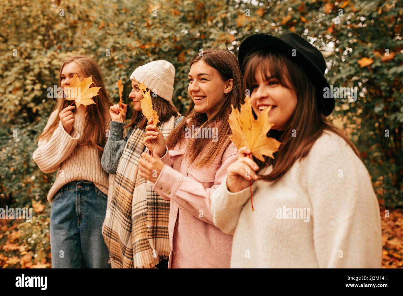 Four women laughing hi-res stock photography and images - Alamy
