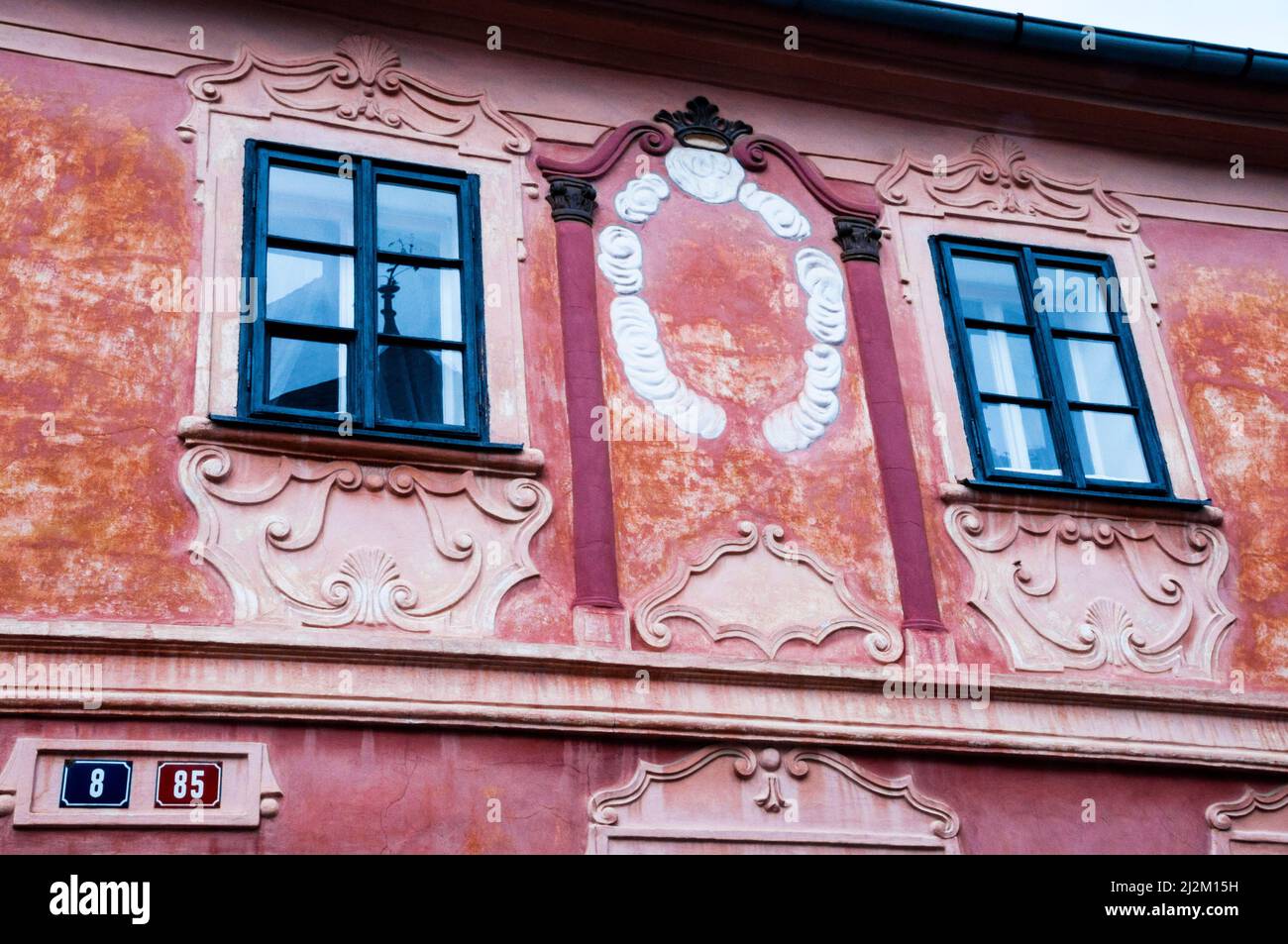 Bas relief window pediments hi-res stock photography and images - Alamy