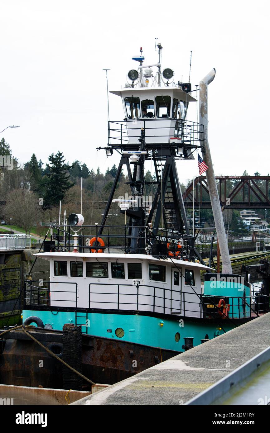 Tugboat going through Ballard Locks Stock Photo - Alamy