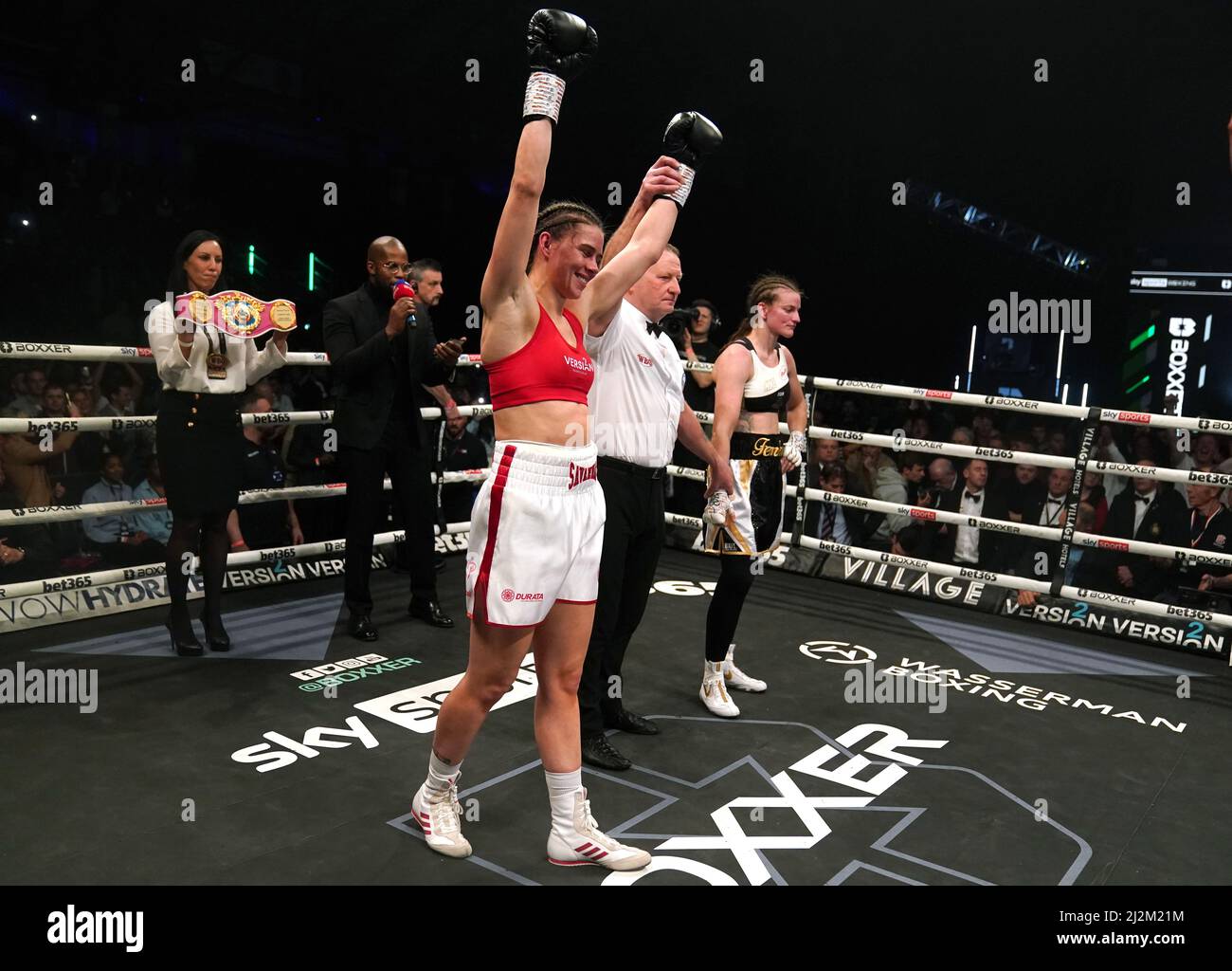 Savannah Marshall (centre) celebrates defeating Femke Hermans (right ...