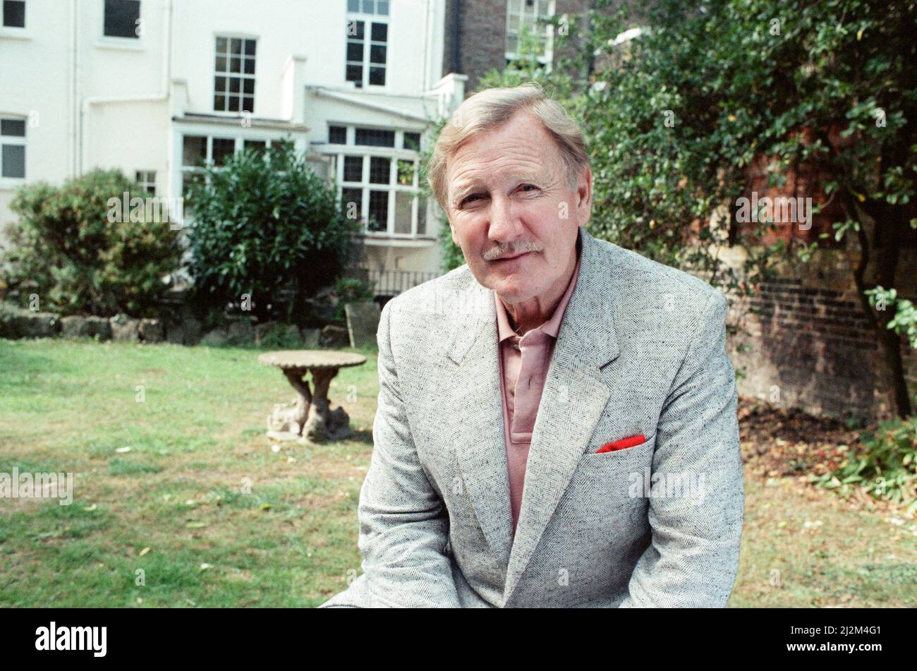Entertainment actor leslie phillips hi-res stock photography and images ...