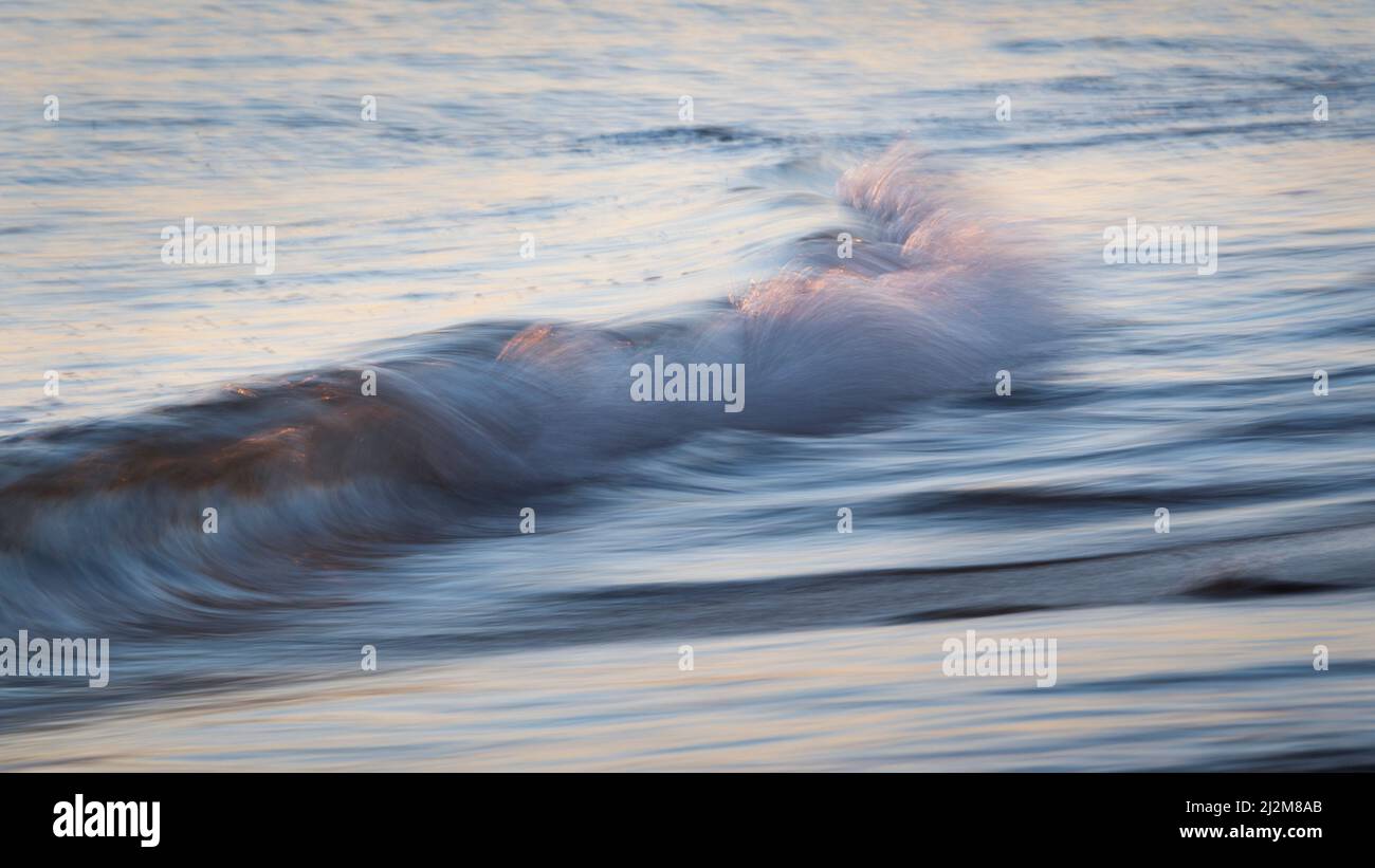 Slow motion ocean wave breaking hi-res stock photography and images - Alamy