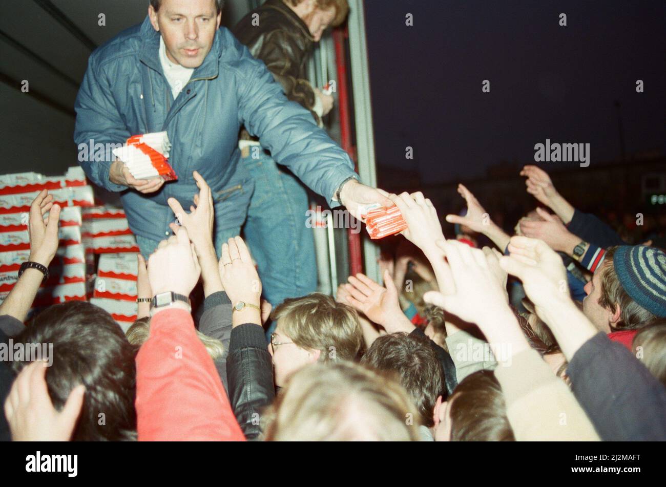 Food queue 1980s hi-res stock photography and images - Alamy