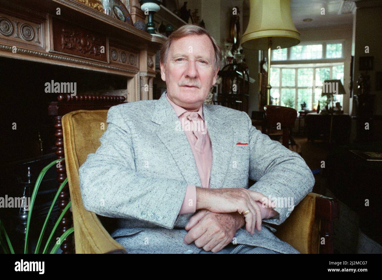 Entertainment actor leslie phillips hi-res stock photography and images ...