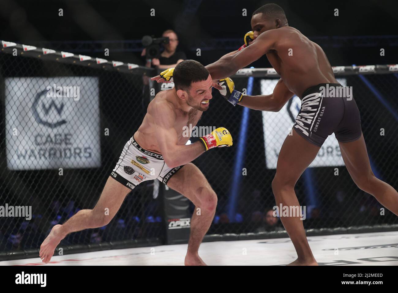 Cage warriors fighters hi-res stock photography and images - Alamy