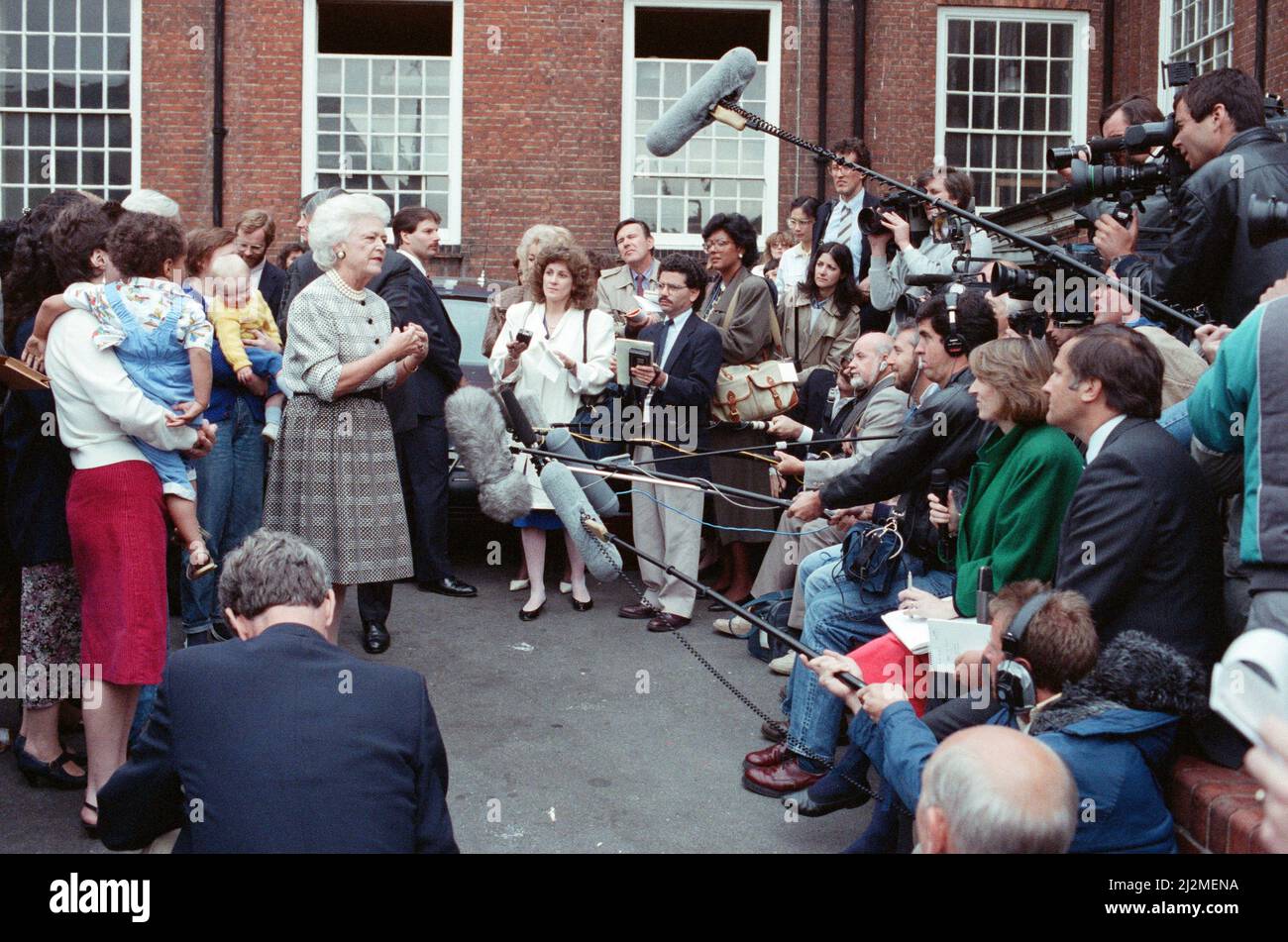Bush speaking to students hi-res stock photography and images - Alamy