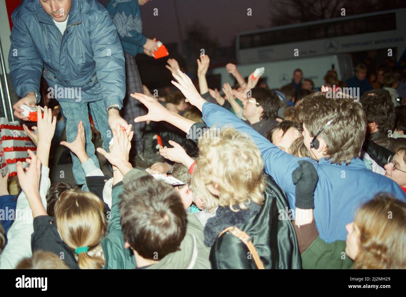 Food queue 1980s hi-res stock photography and images - Alamy