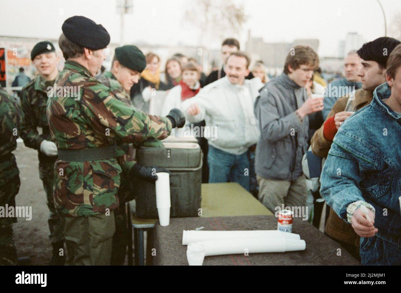 Food queue 1980s hi-res stock photography and images - Alamy