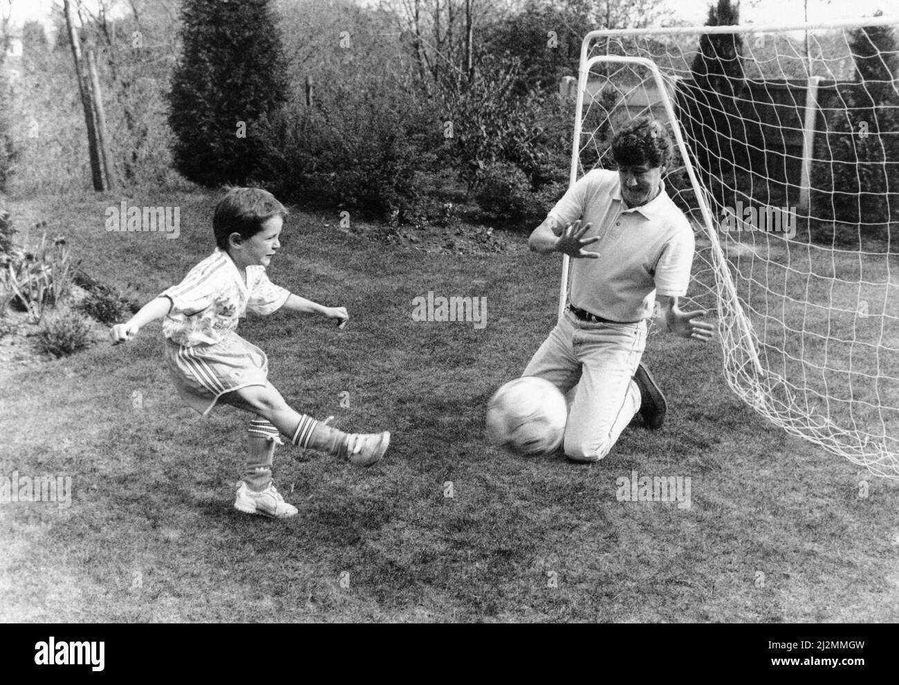 Steve Bruce, Manchester United Central Defender, playing football at ...