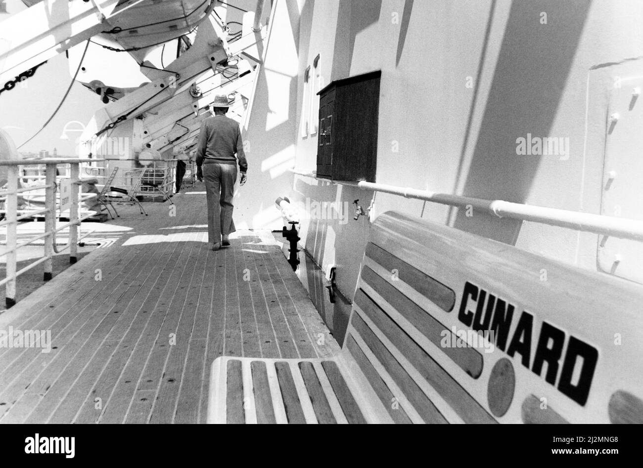 Qe2 cunard qe2 liner Black and White Stock Photos & Images - Alamy